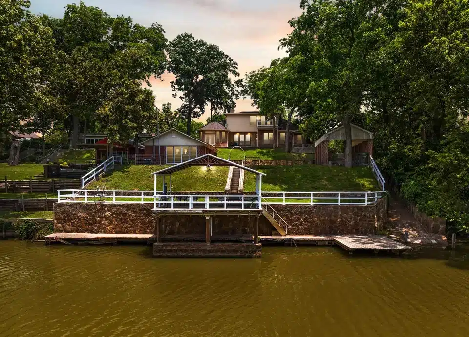 You Can Boat to the Magnolia Silos From This Waterfront Home in Waco